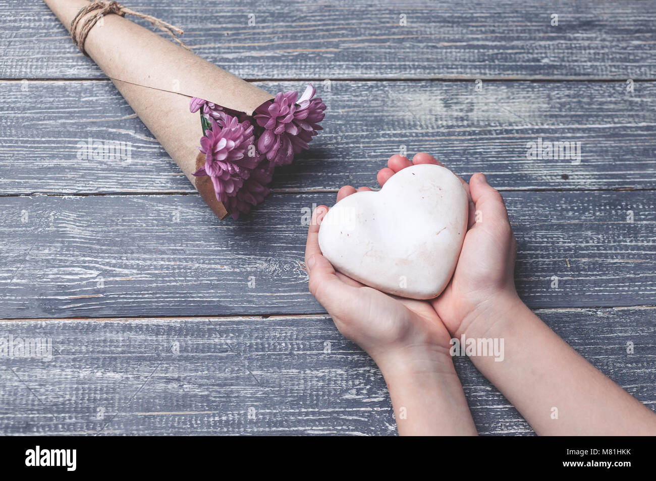 Baby hands heart shape -Fotos und -Bildmaterial in hoher Auflösung – Alamy