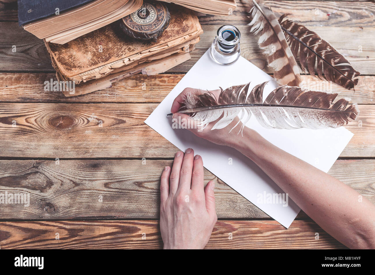 Quill letter writing -Fotos und -Bildmaterial in hoher Auflösung – Alamy