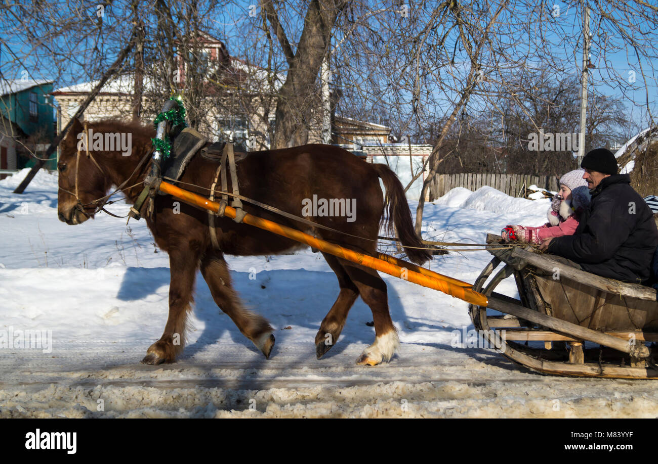 Kinder zu pferd mit landschaft -Fotos und -Bildmaterial in hoher ...