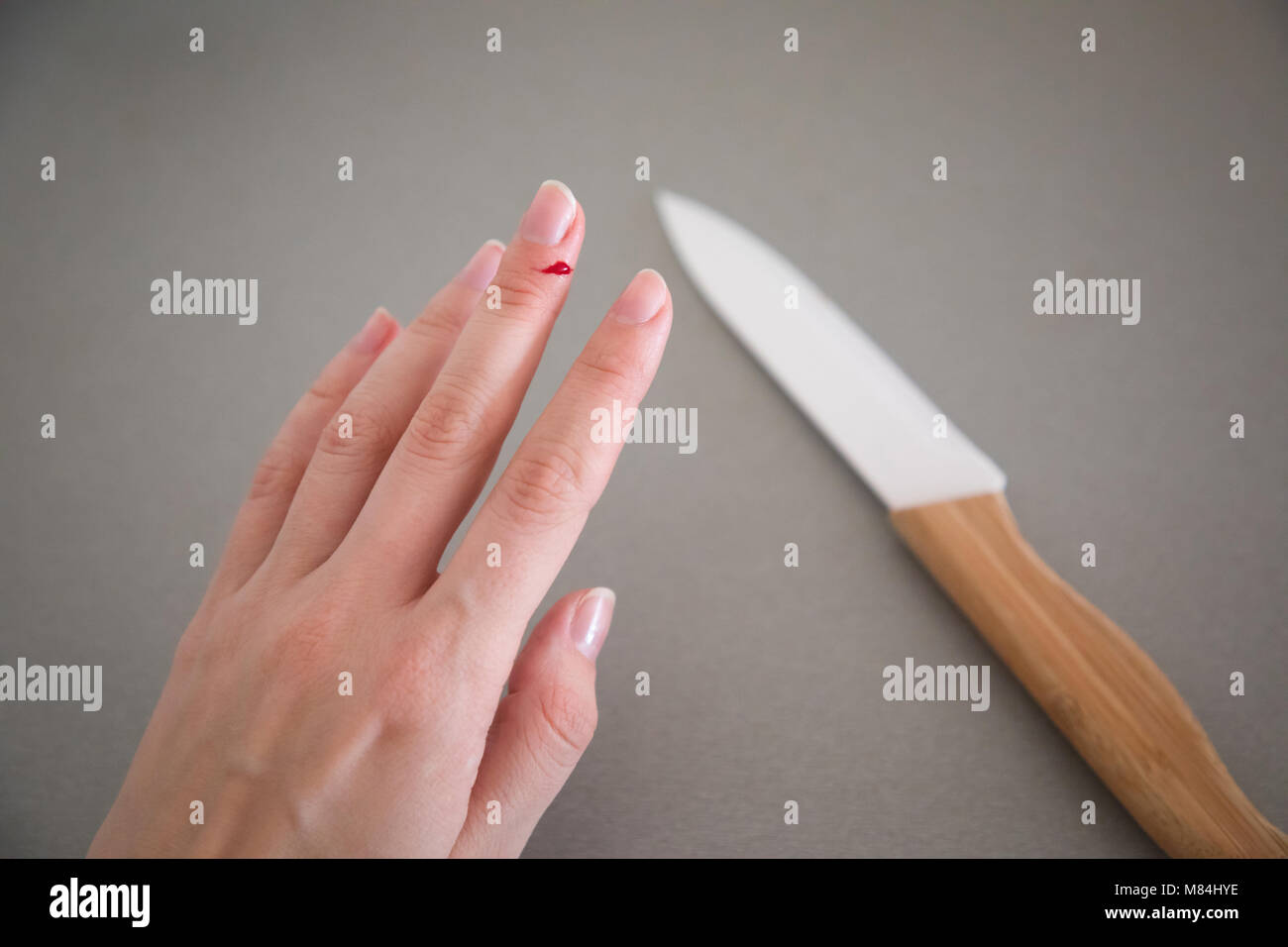 Messer blut finger -Fotos und -Bildmaterial in hoher Auflösung – Alamy