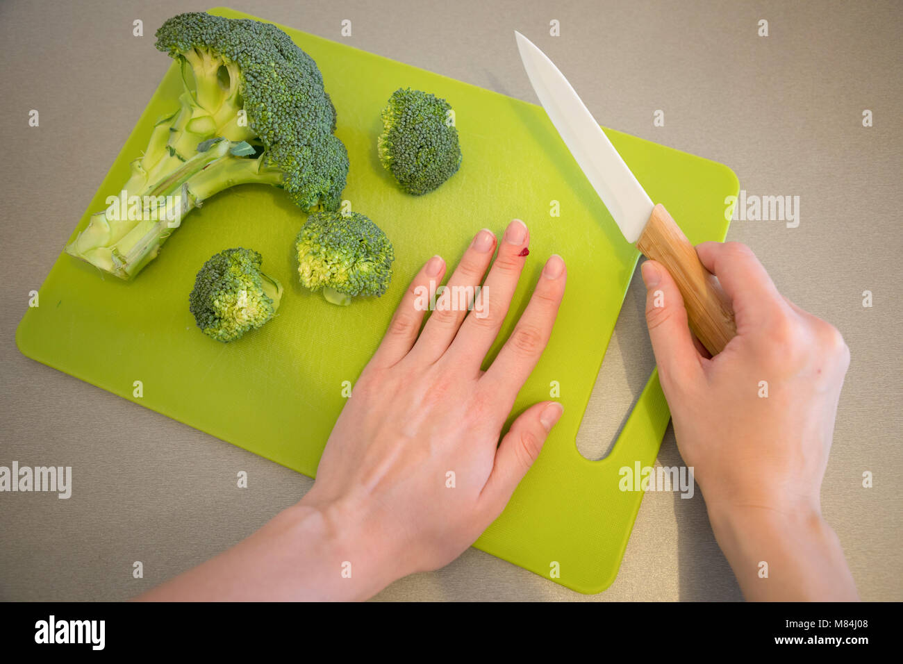 Messer blut finger -Fotos und -Bildmaterial in hoher Auflösung – Alamy