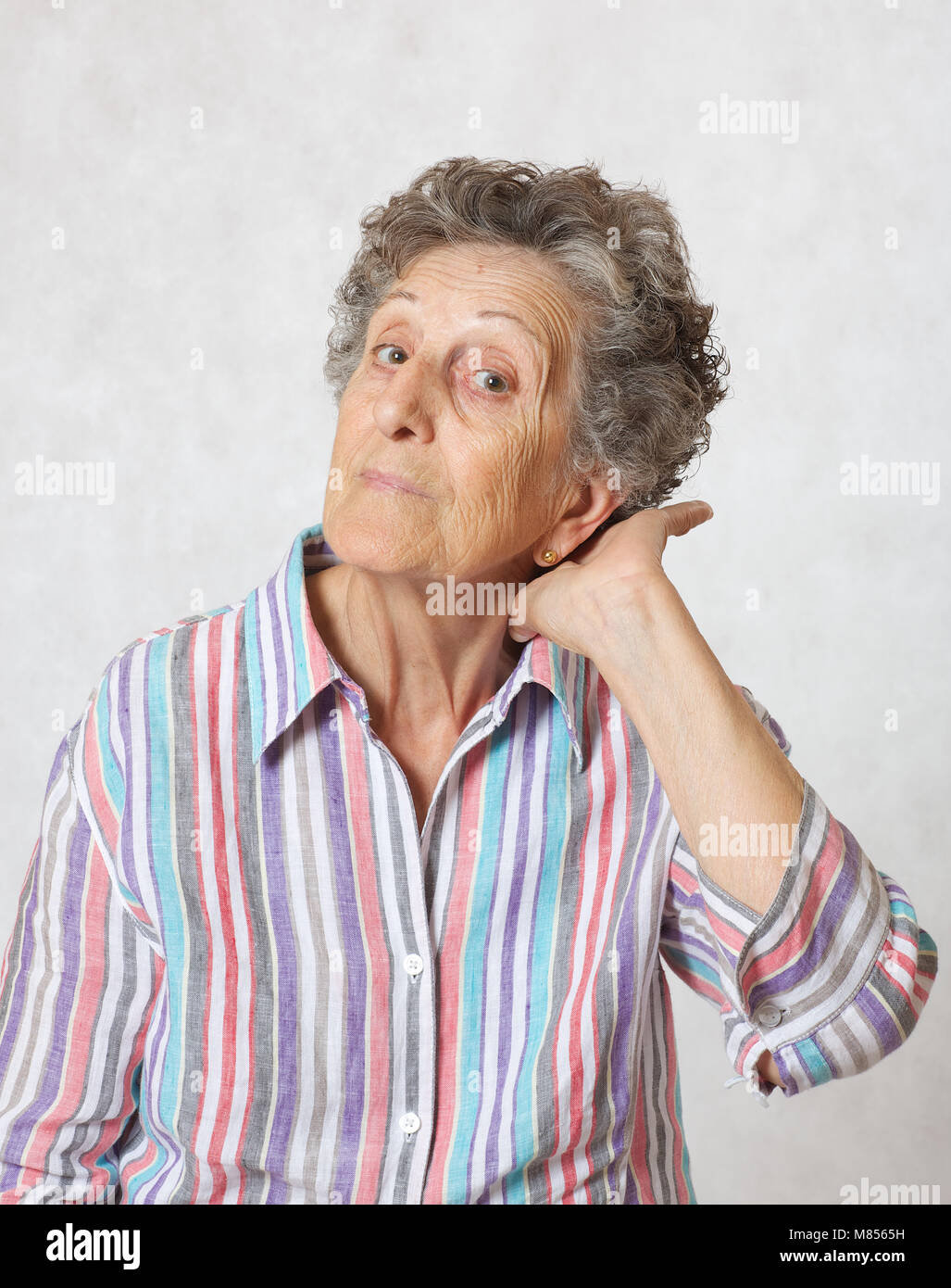 Alte Frau zwischen 70 und 80 Jahren zeigt, dass pflegt ihr Haar ...