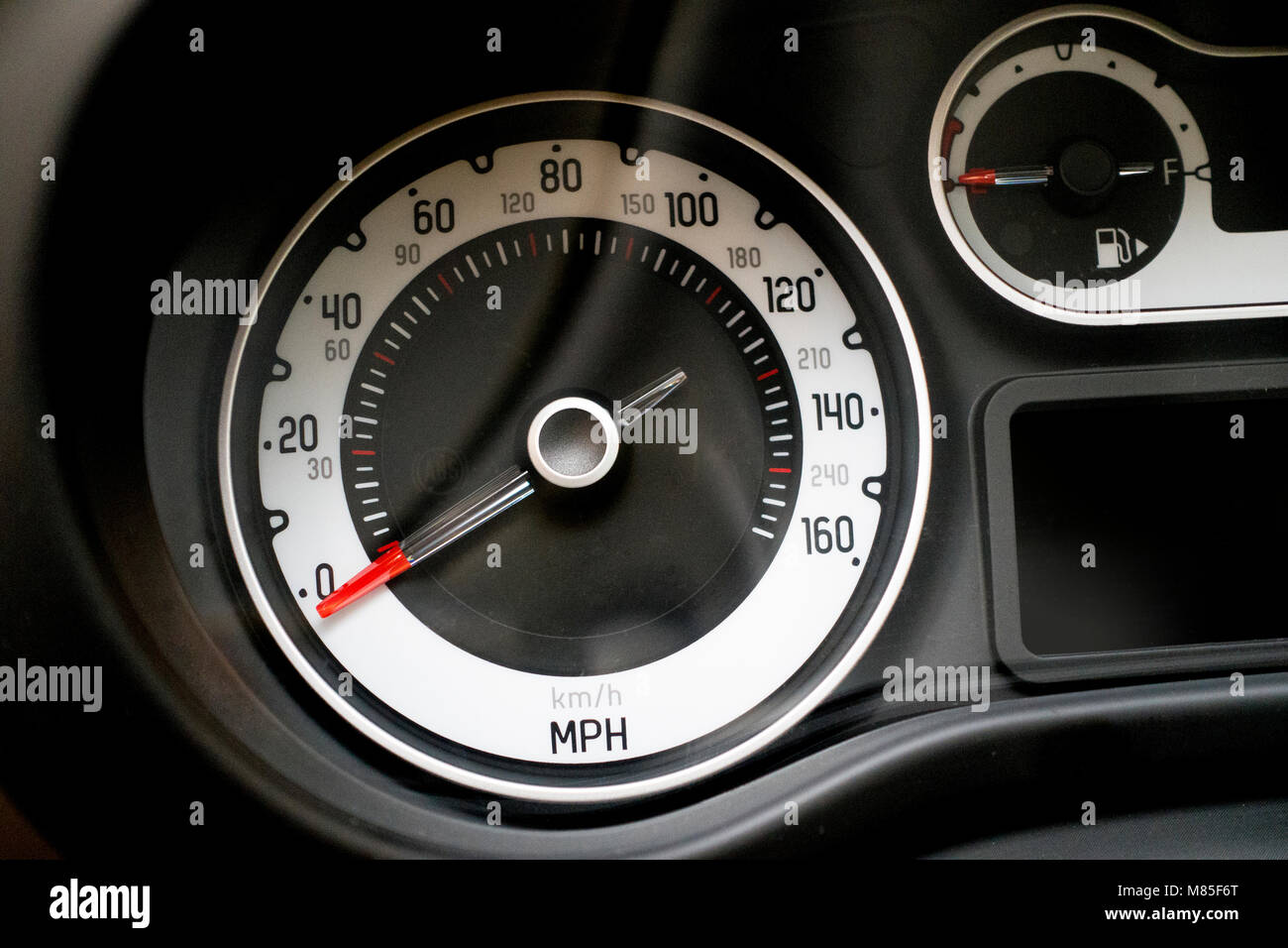 Auto Tacho Armaturenbrett Instrumententafel Stockfotografie - Alamy