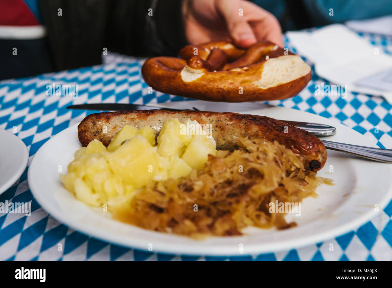 Eine brezel halten -Fotos und -Bildmaterial in hoher Auflösung – Alamy