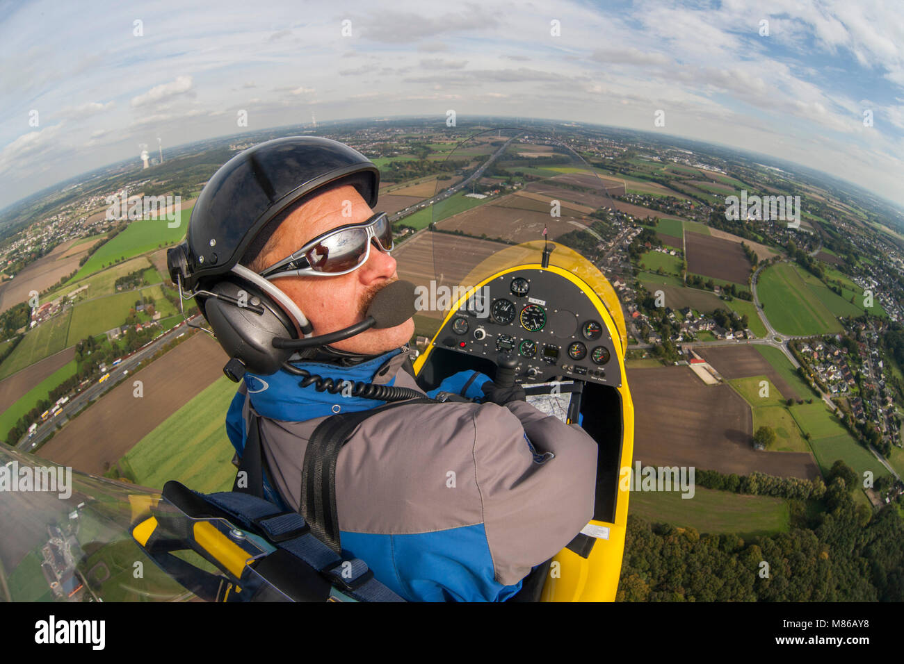 Luftaufnahme, Gyro copter Pilot, Gyrocopter mit schwarzen Helm, Hamm ...