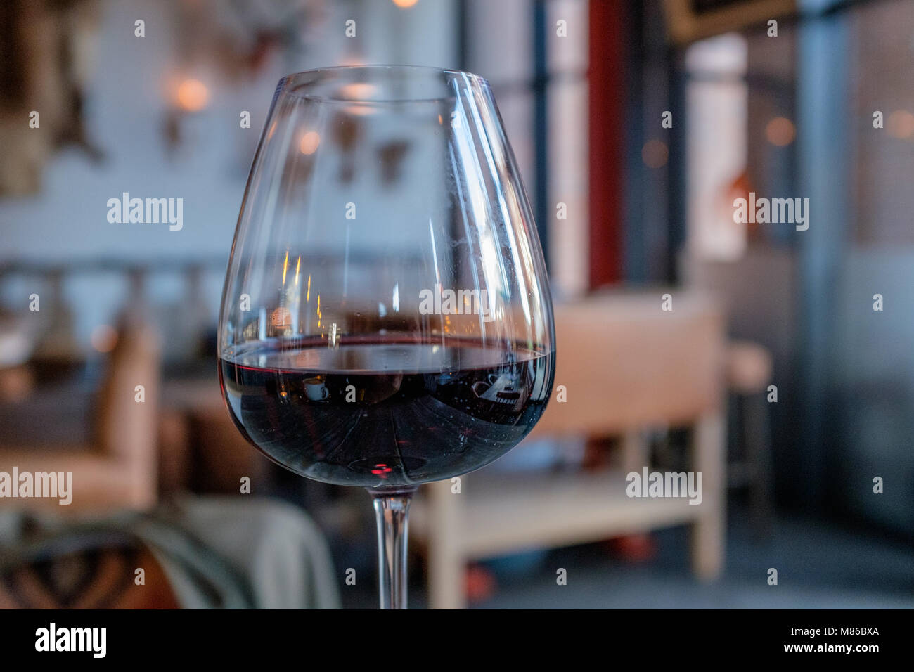 Halb volles glas wein -Fotos und -Bildmaterial in hoher Auflösung – Alamy