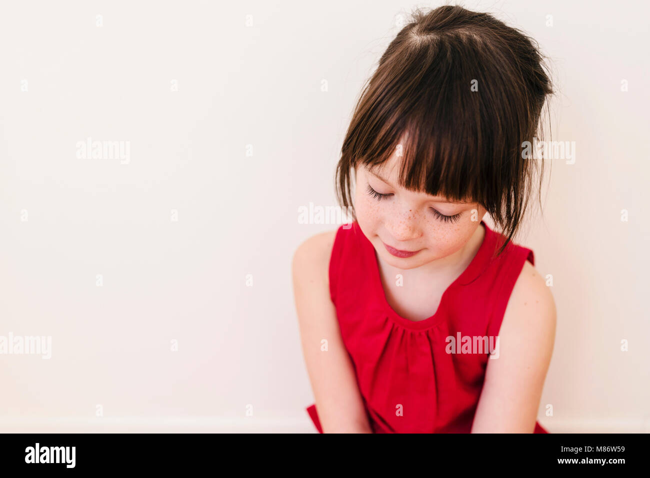 Schüchternes mädchen -Fotos und -Bildmaterial in hoher Auflösung – Alamy