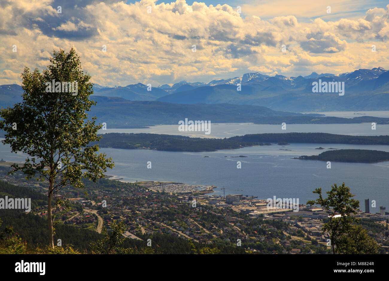 Blick vom fjord auf molde -Fotos und -Bildmaterial in hoher Auflösung ...