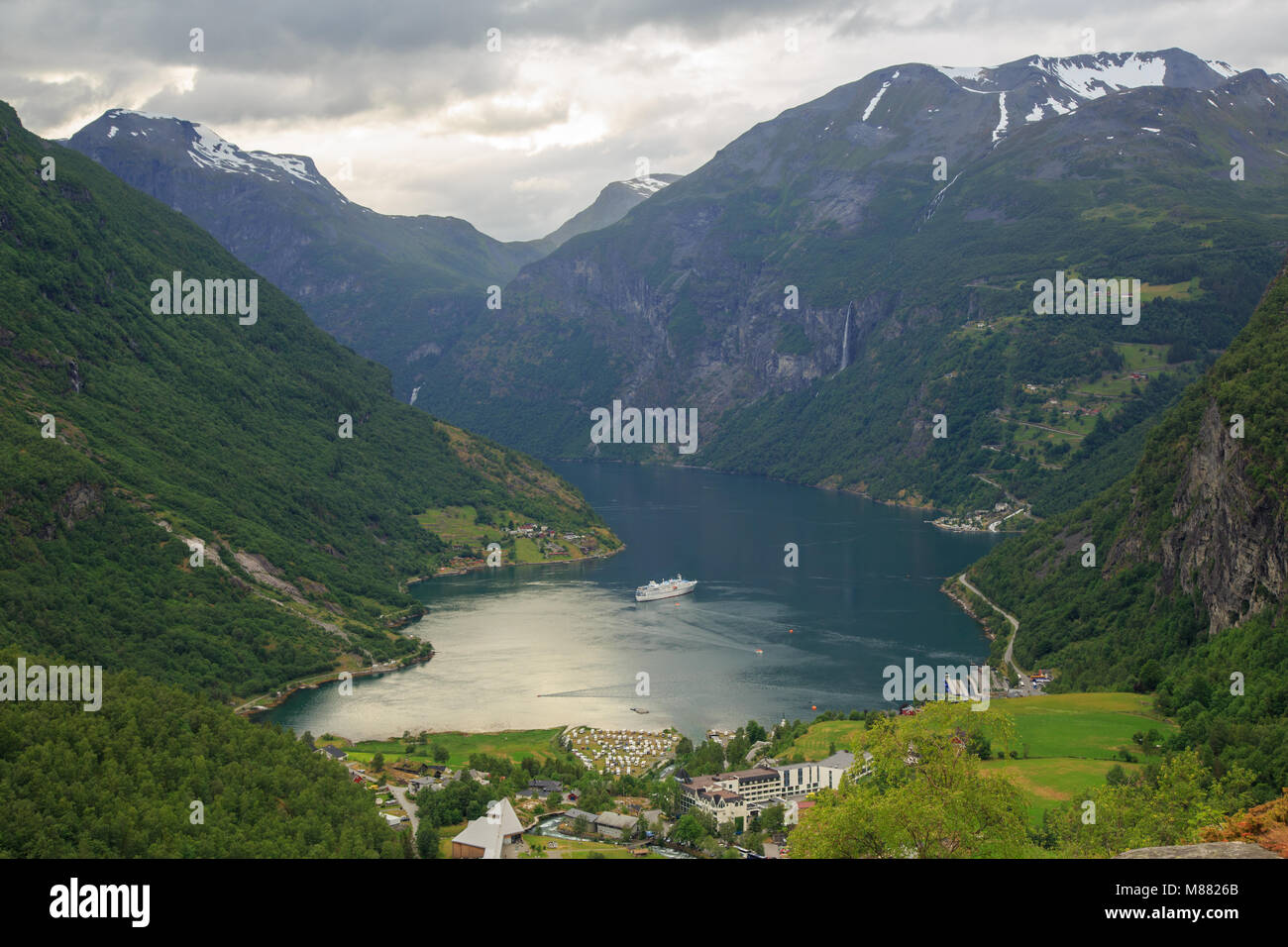 Kreuzfahrtschiff in geirangerfjord -Fotos und -Bildmaterial in hoher ...