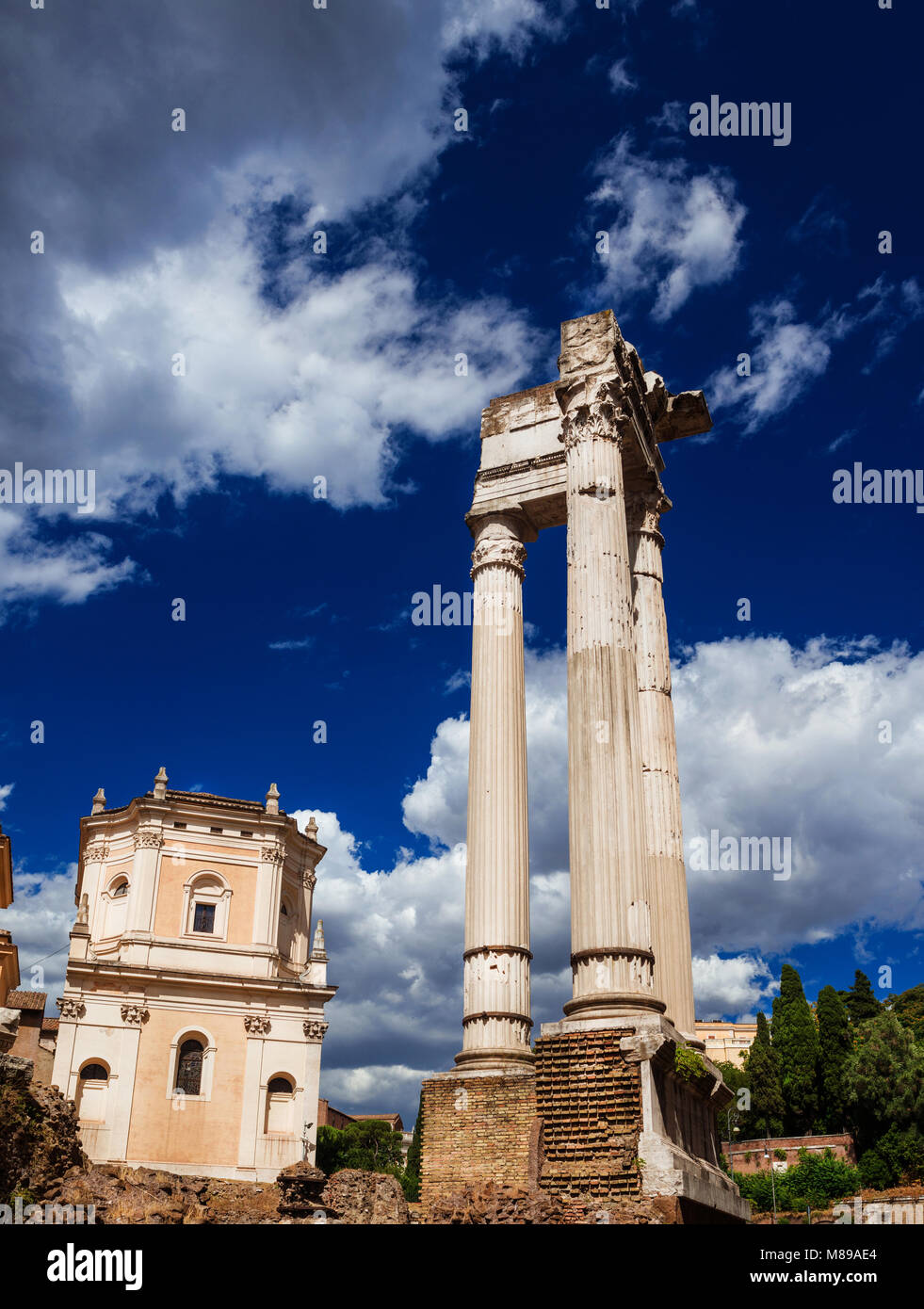 Alte Ruinen der Tempel des Apollo Sosanius im historischen Zentrum von ...