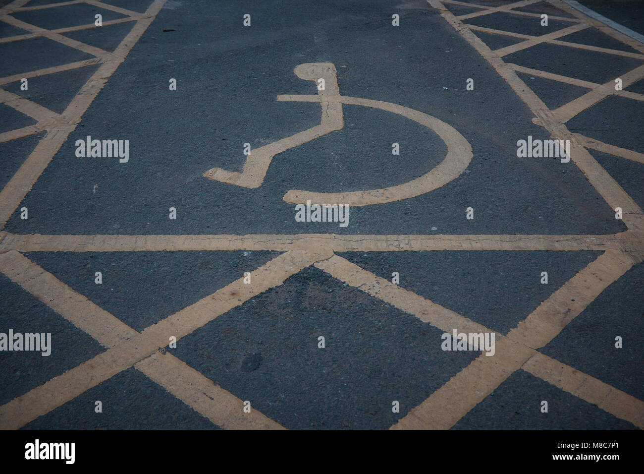 Achtung behindertenschild -Fotos und -Bildmaterial in hoher Auflösung ...