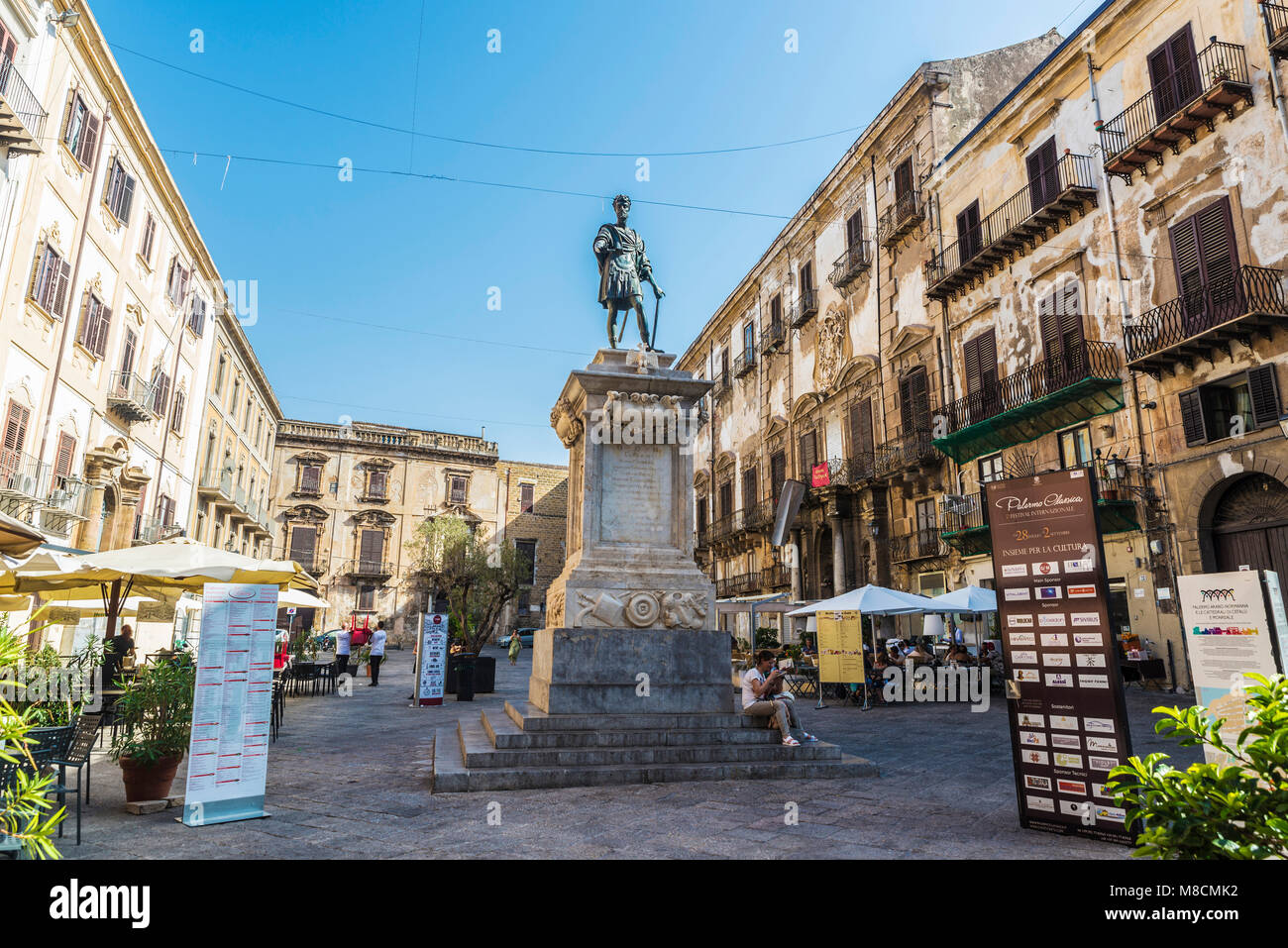 Palermo, Italien - 10 August 2017: Denkmal mit Bar und Restaurants und ...