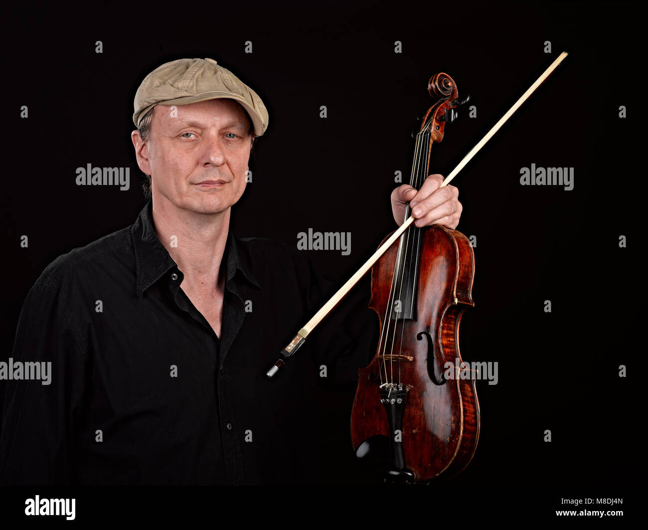 Männlicher geiger -Fotos und -Bildmaterial in hoher Auflösung – Alamy