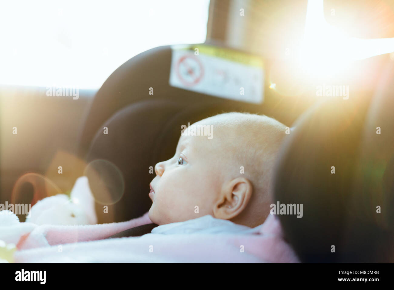 Baby im auto -Fotos und -Bildmaterial in hoher Auflösung – Alamy