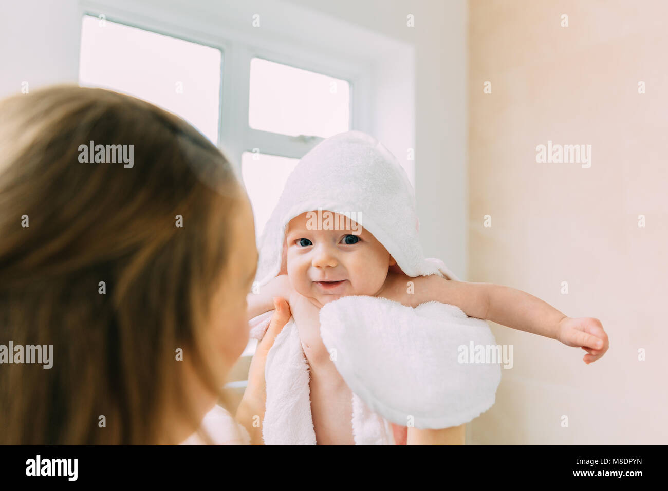 Baby im handtuch -Fotos und -Bildmaterial in hoher Auflösung – Alamy