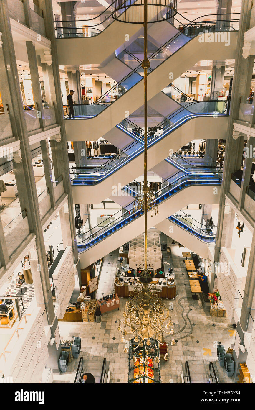 Kopenhagen, Dänemark - 11. März 2018: Architektur und Details des Innenraums der Illum ...