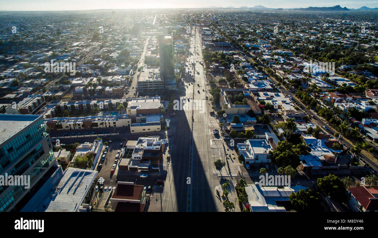 Luftaufnahmen von Kino Boulevard und Häuser von Colonia Pitic in ...