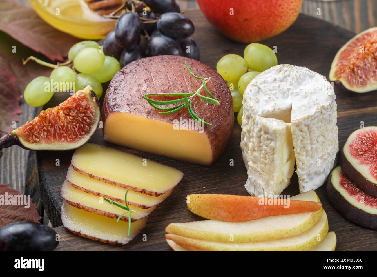 Der Käse mit Obst und Honig. Camembert. Bree. Trauben, Feigen, Birnen ...