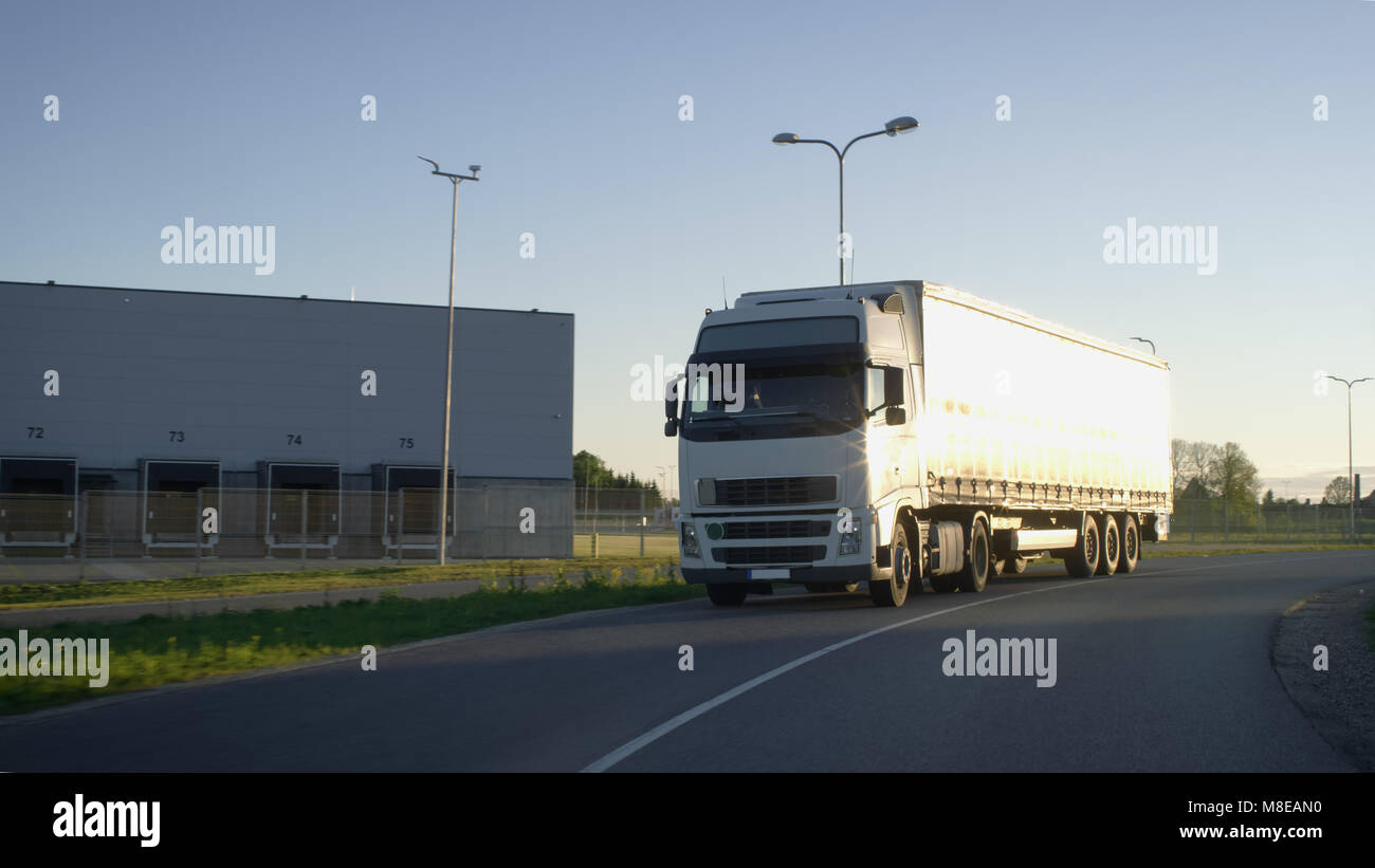 Semi-Truck mit Cargo Trailer Bewegen auf einer Autobahn. Weiße LKW ...