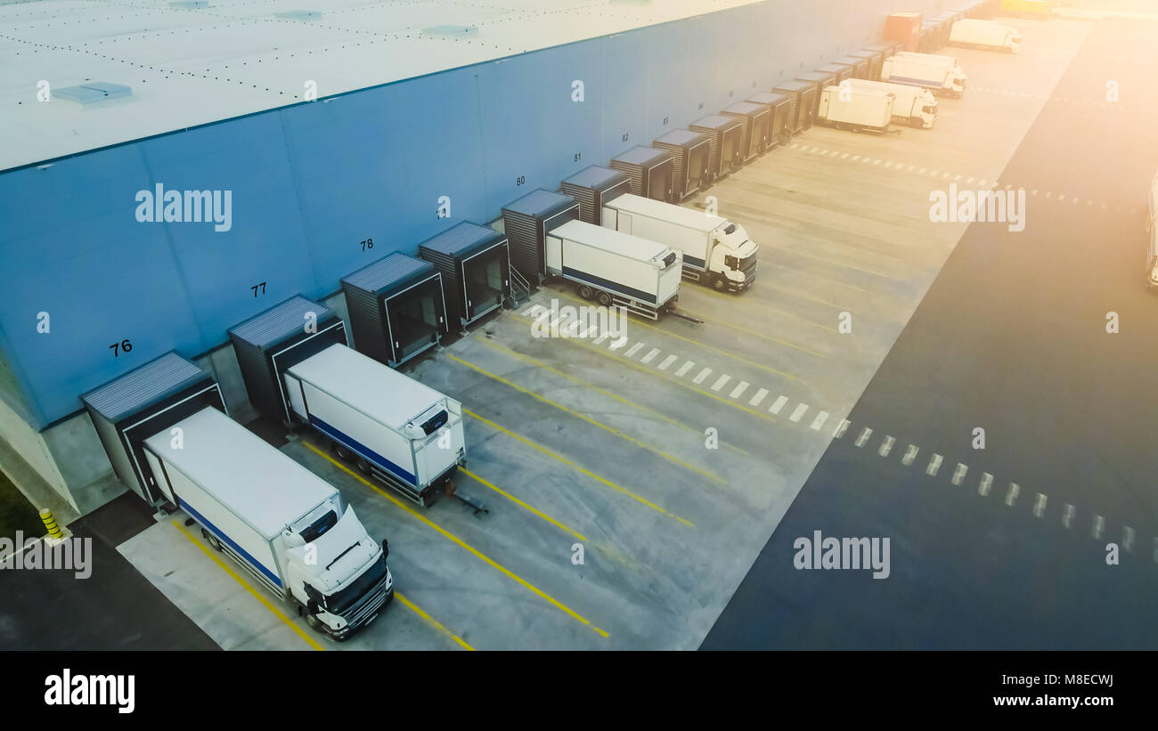 Antenne Side Shot der Industriellen Lager Laderampe, wo viele Lkw mit ...