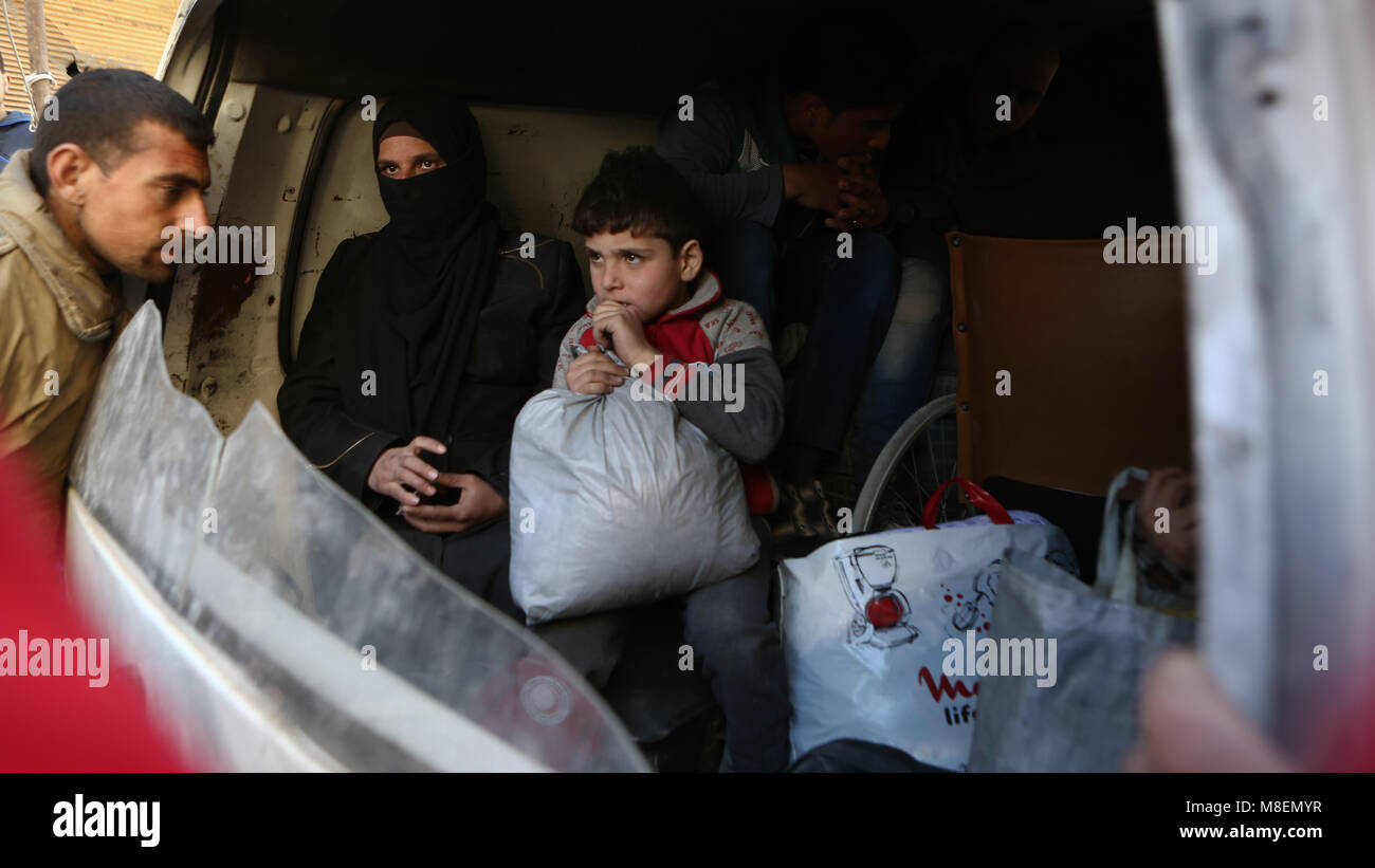 Roter halbmond krankenwagen -Fotos und -Bildmaterial in hoher Auflösung ...