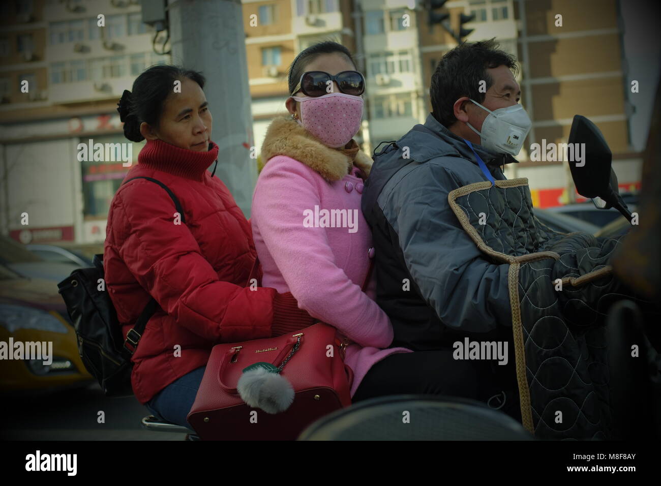 Menschen tragen masken -Fotos und -Bildmaterial in hoher Auflösung – Alamy