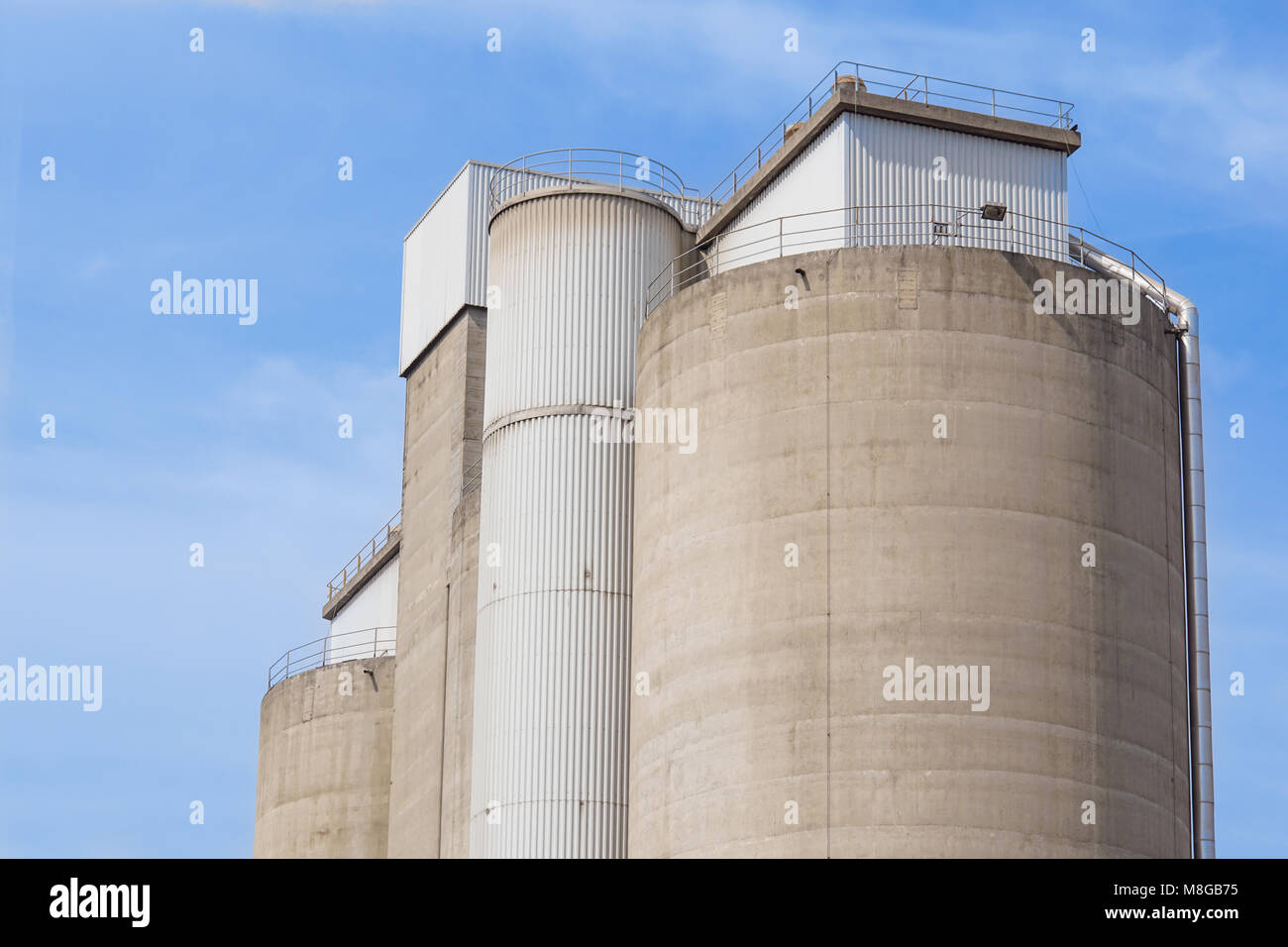 Cement silos silo -Fotos und -Bildmaterial in hoher Auflösung – Alamy
