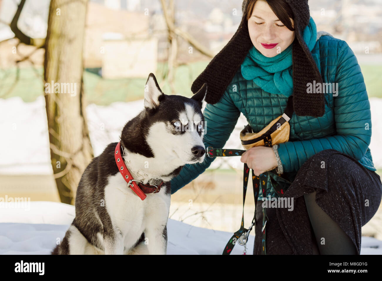 Portrait von stilvolle Frau mit lustigen Hut und ihr Siberian Husky PET ...