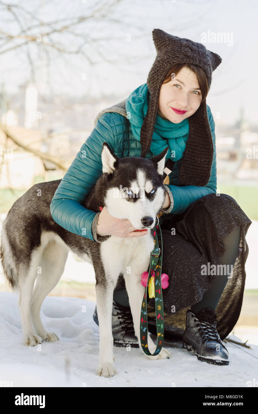 Portrait von stilvolle Frau mit lustigen Hut und ihr Siberian Husky PET ...