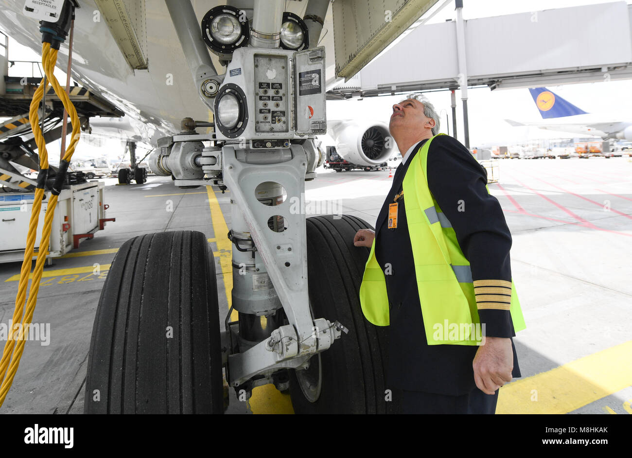 Lufthansa captain -Fotos und -Bildmaterial in hoher Auflösung – Alamy