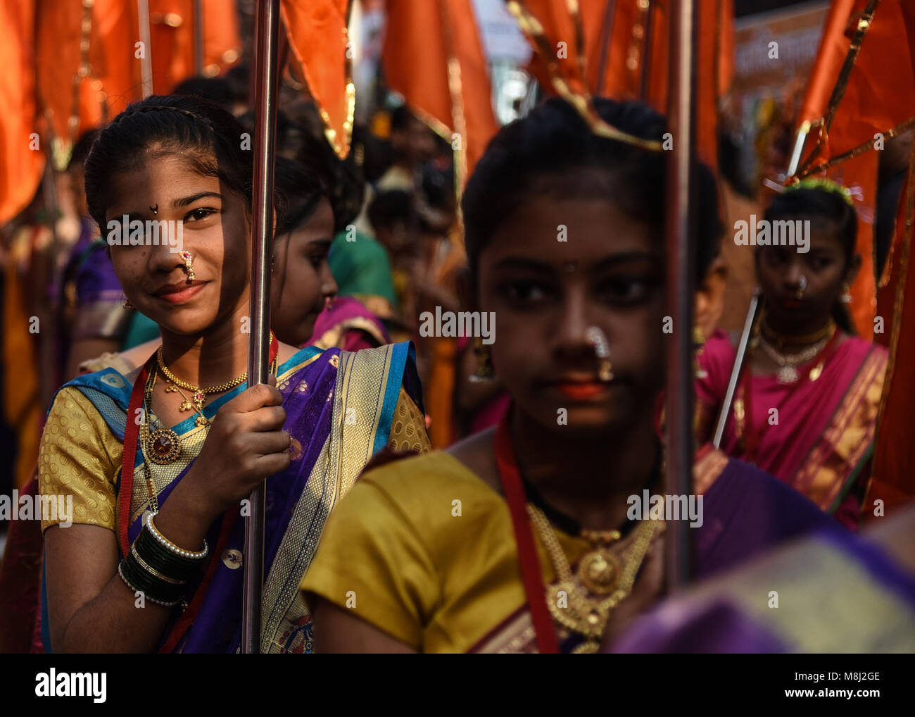 Mumbai, Indien. 18 Mär, 2018. Indische Leute tragen traditionelle ...