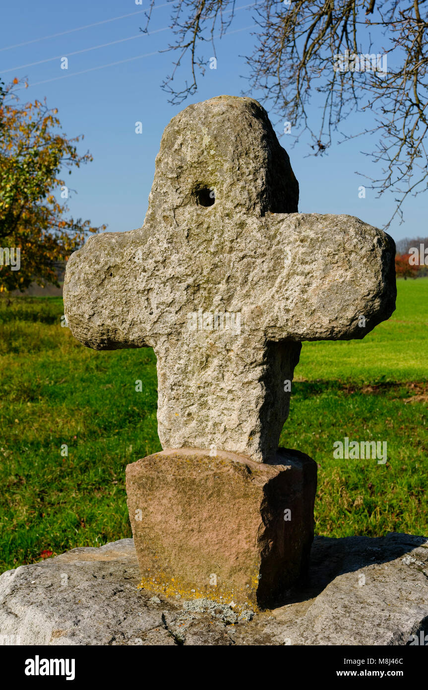 Historisches Steinkreuz in der Nähe von Neunkirchen im kleinen Odenwald ...