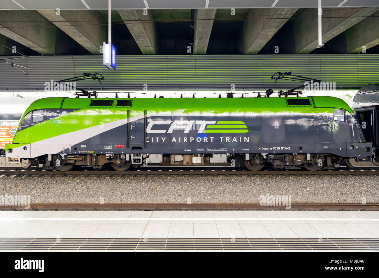 Der City Airport Train (CAT) in Wien, Österreich, ist ein Expresszug ...