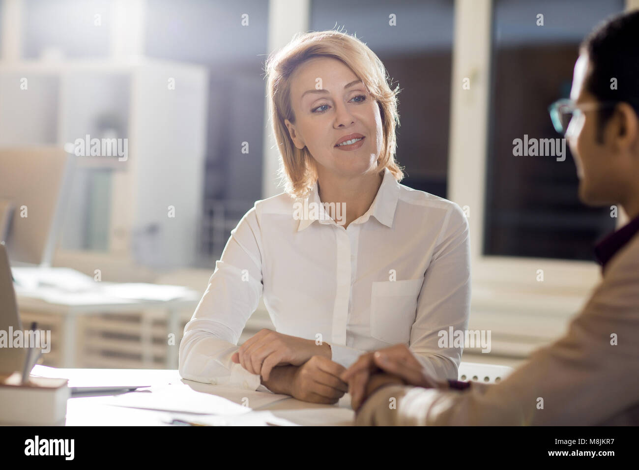 Erwachsene menschen -Fotos und -Bildmaterial in hoher Auflösung – Alamy