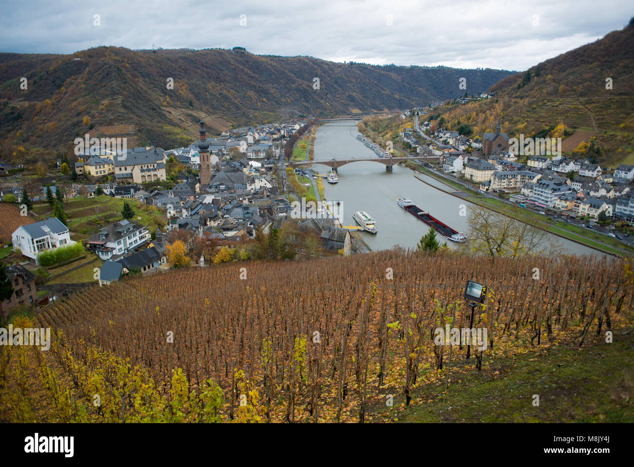 Ein Blick auf den Fluss Mosel bei Cochem, Deutschland, von der Burg ...