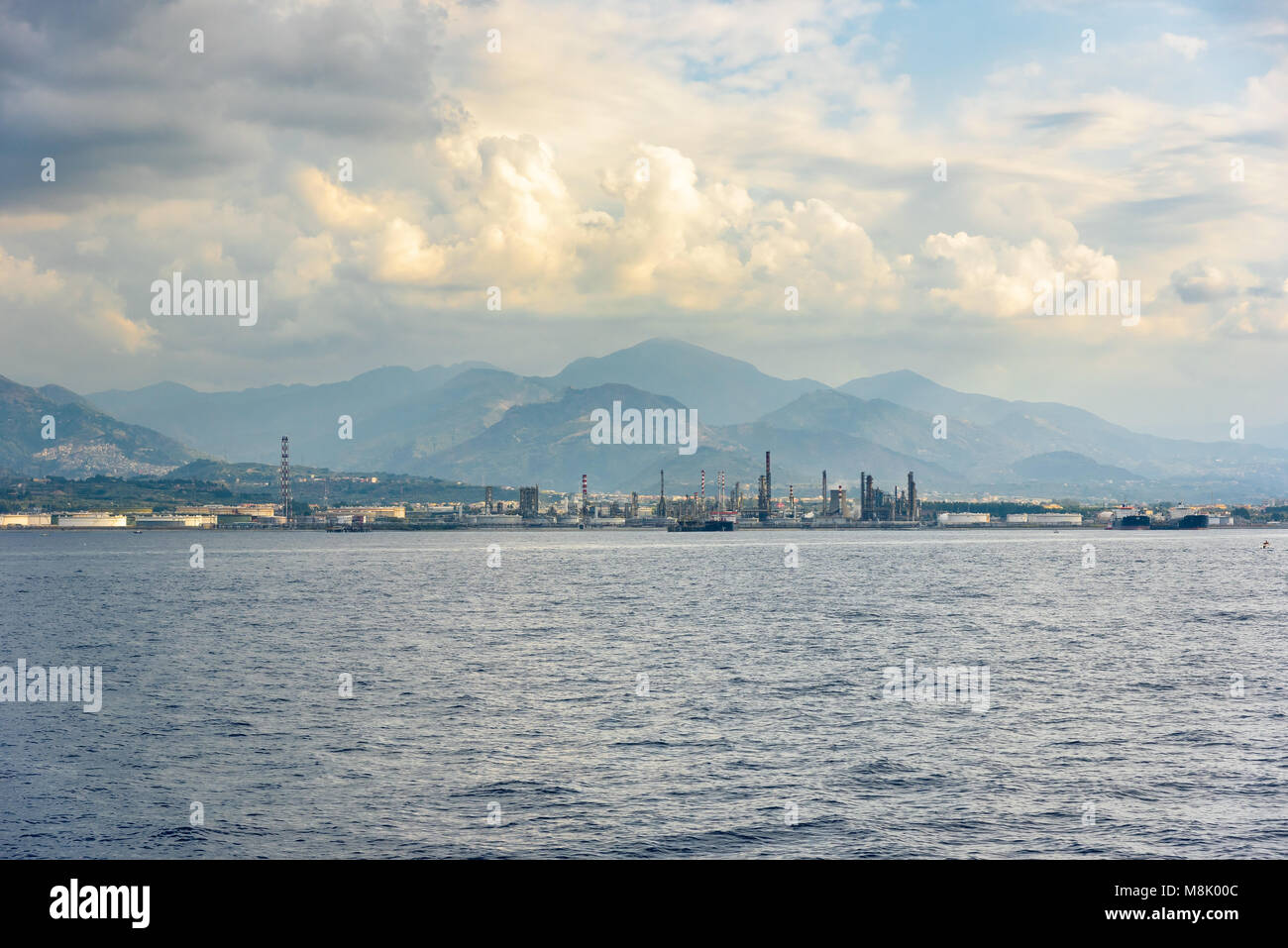 Chemical factory italy -Fotos und -Bildmaterial in hoher Auflösung – Alamy