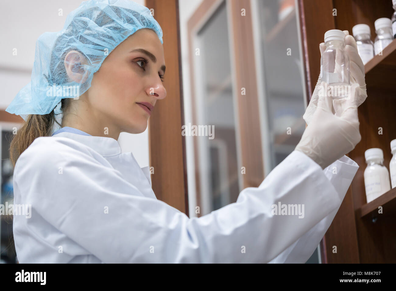 Experimenteller chemiker -Fotos und -Bildmaterial in hoher Auflösung ...