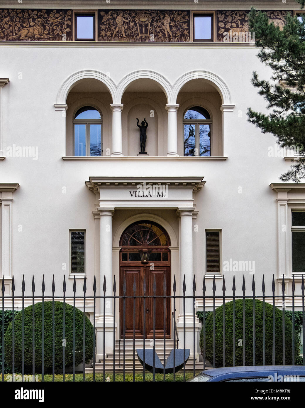 Berlin, Grunewald, Villa M Große Villa in suburbia mit Säulenhalle ...