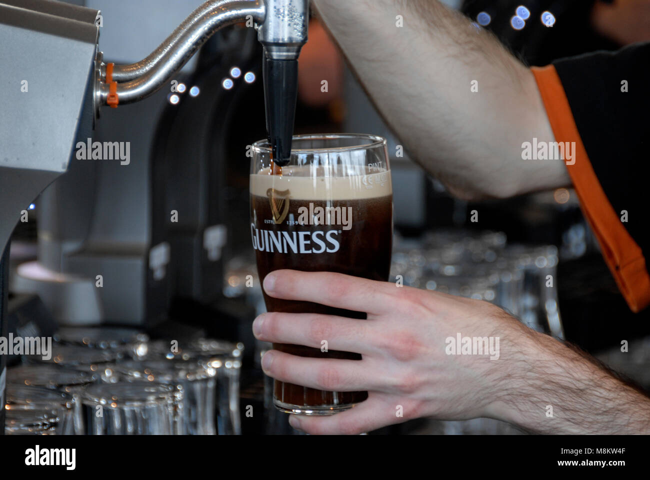 Guinness bar pump -Fotos und -Bildmaterial in hoher Auflösung – Alamy