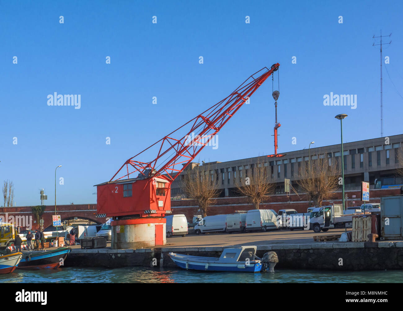 Schiff mit dem kran entladen -Fotos und -Bildmaterial in hoher ...