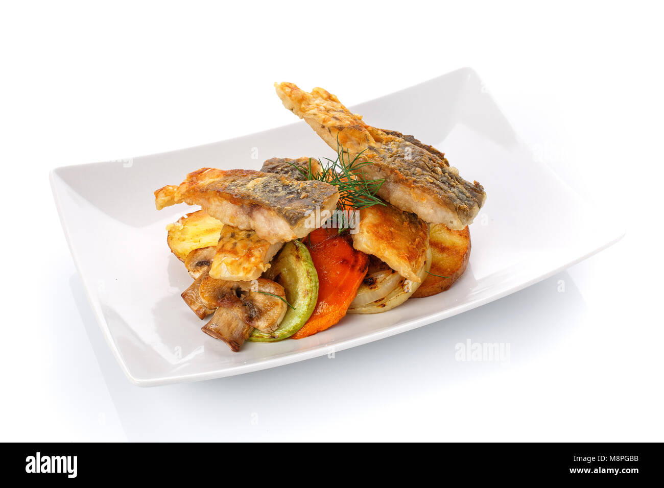 Das Essen im Restaurant. Ein leckeres Mittagessen. Gebratener Fisch mit ...