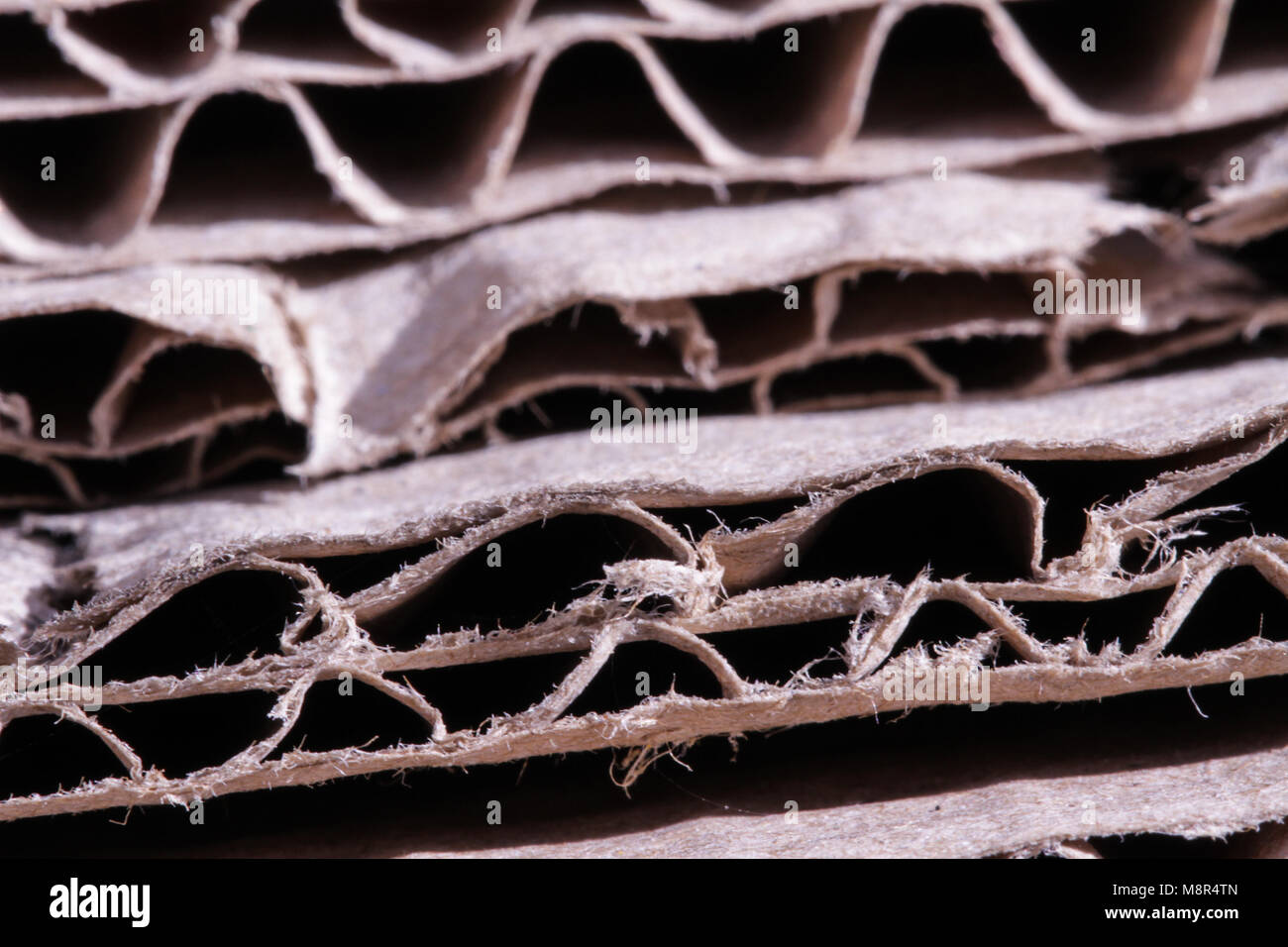 Karton braunes Papier alt Schneiden Nahaufnahme Textur Struktur stack ...