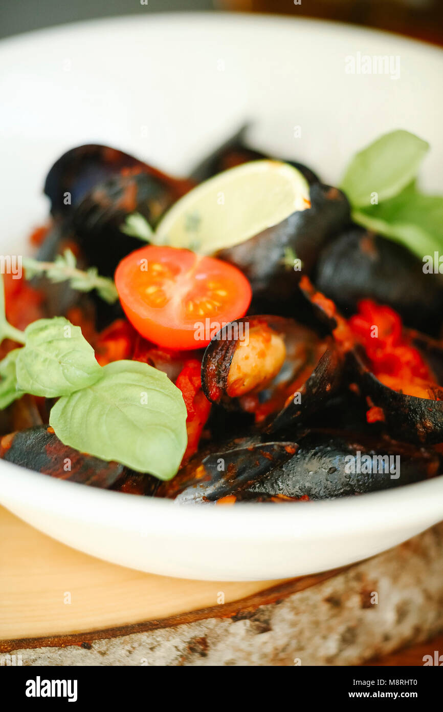 Muscheln essen -Fotos und -Bildmaterial in hoher Auflösung – Alamy