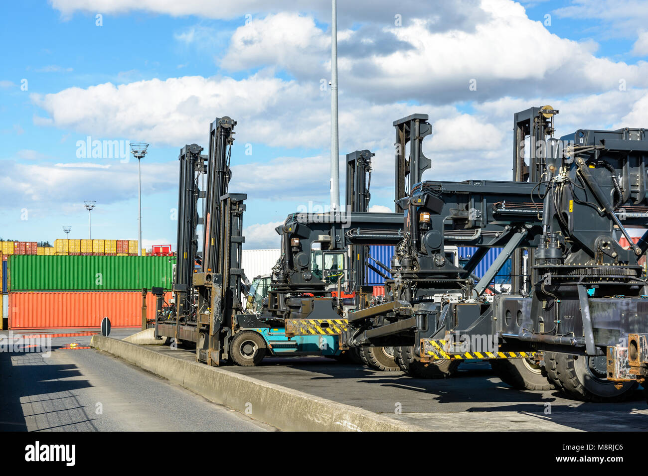 Stacker trucks -Fotos und -Bildmaterial in hoher Auflösung – Alamy