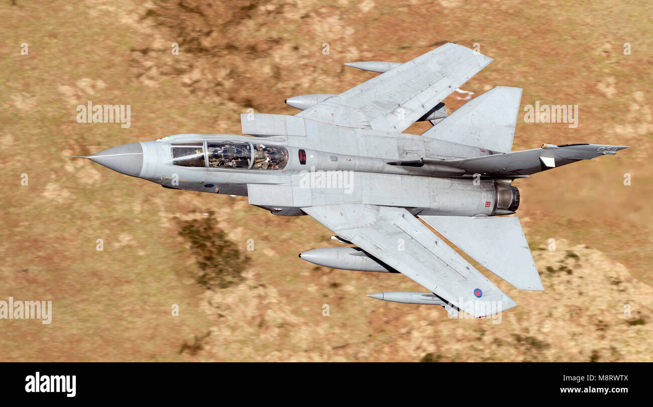 RAF Tornado GR4, flying low level in der Mach Loop, LFA7 in Snowdonia ...