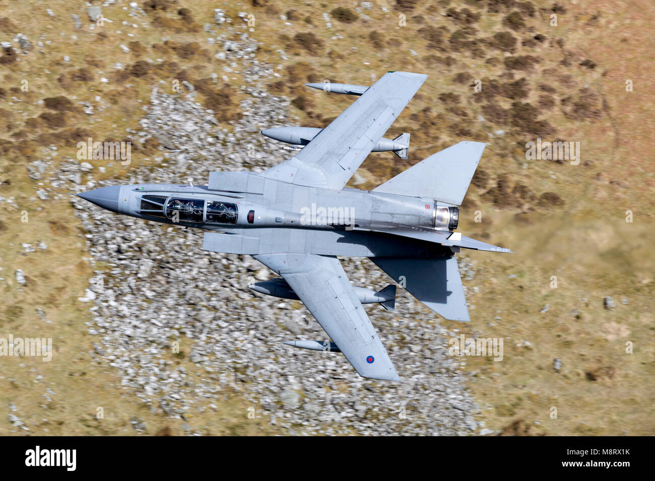 RAF Tornado GR4, flying low level in der Mach Loop, LFA7 in Snowdonia ...