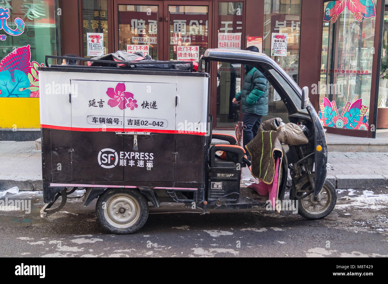 YANJIXI, Jilin, China - 8. März 2018: einem Dreirädrigen Roller oder ...