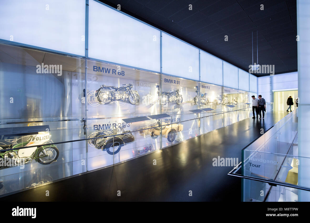 Innenraum des BMW Museums. Das BMW-Museum liegt in der Nähe des ...