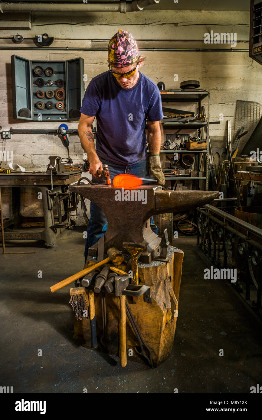 Hammer Anvil Blacksmith Stockfotos und -bilder Kaufen - Alamy