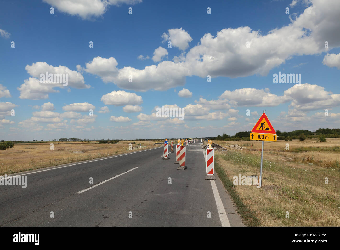 Baustellen, Verkehrszeichen auf einer Autobahn oder auf der Straße über ...